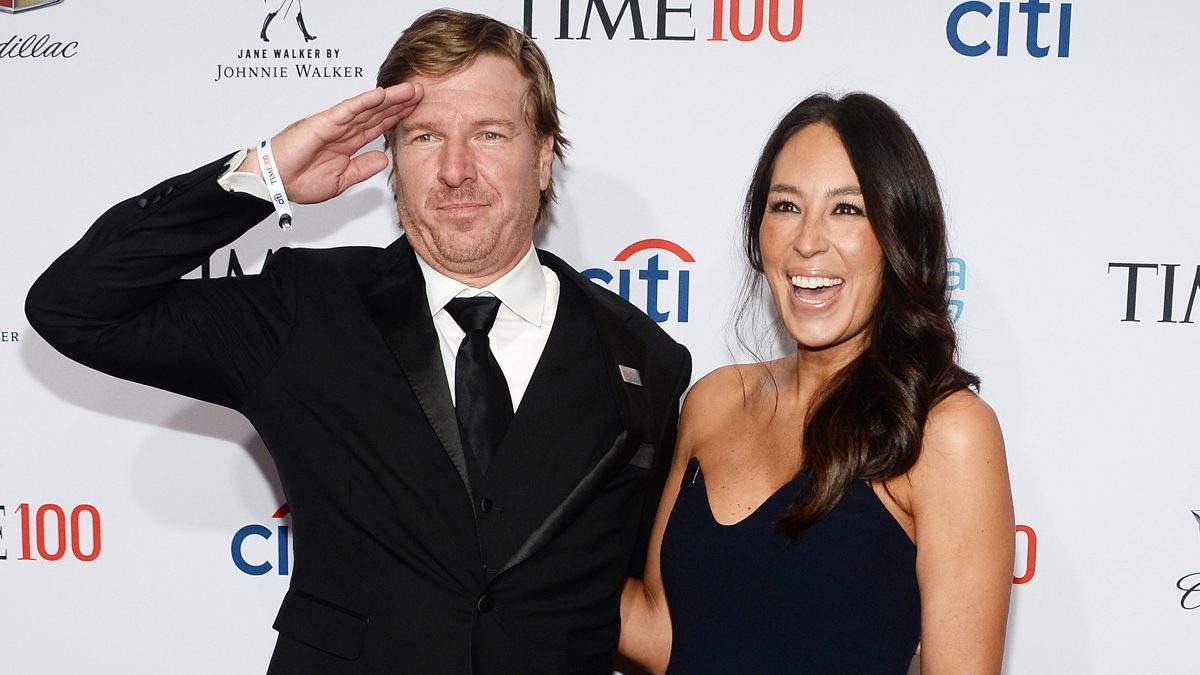 How Chip & Joanna Gaines Are Handling Pushback Over Show - EntertainmentNow
