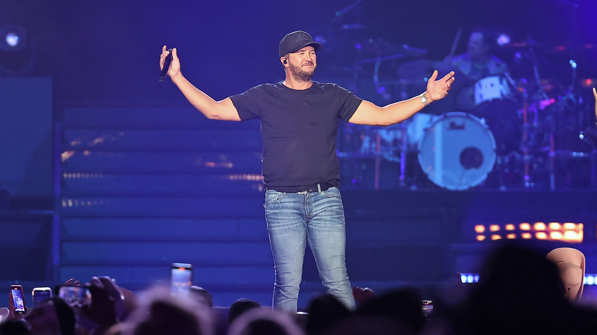 Luke Bryan touts Beyonce as "greatest singer"