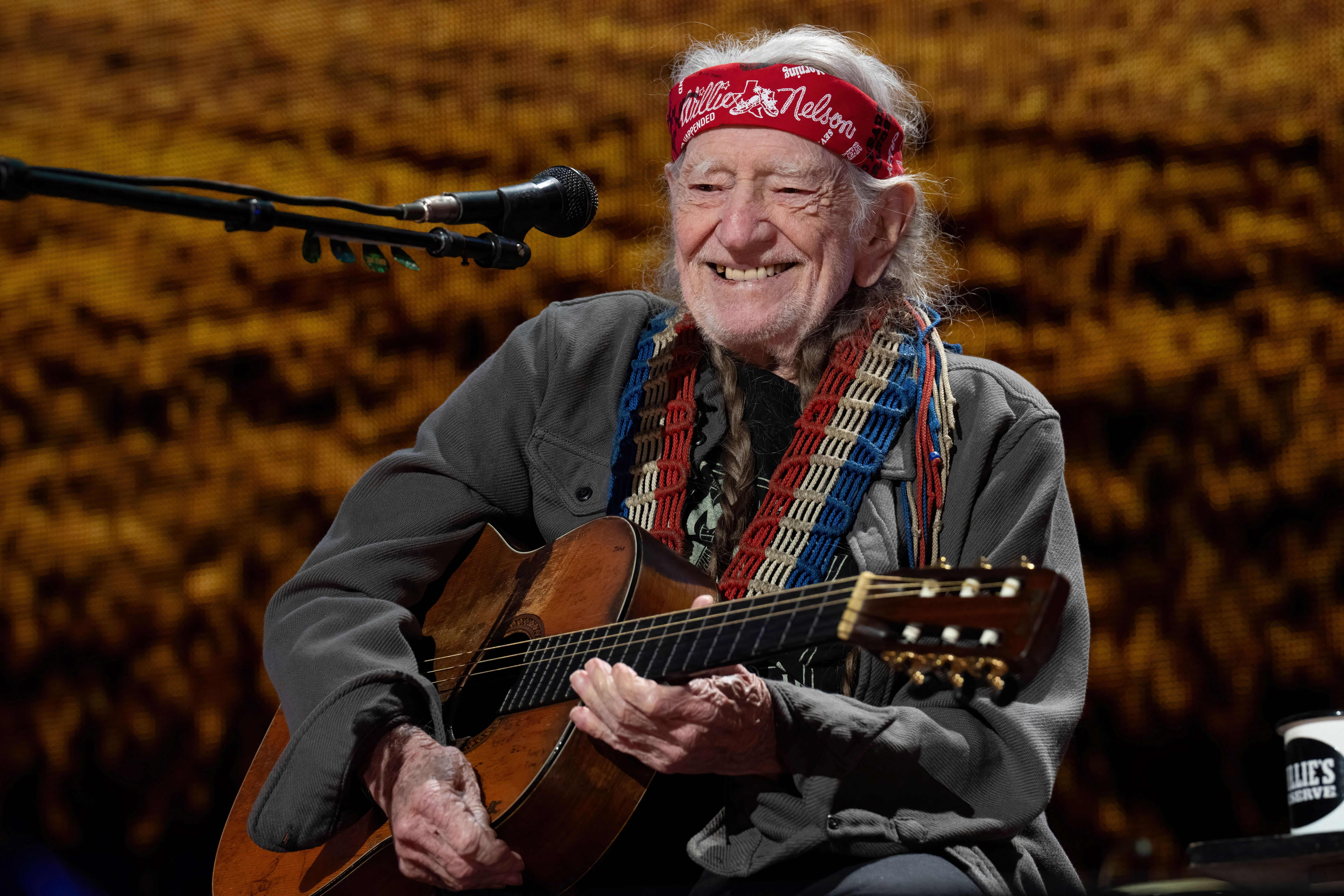 willie-nelson-joins-forces-with-a-rock-icon-video