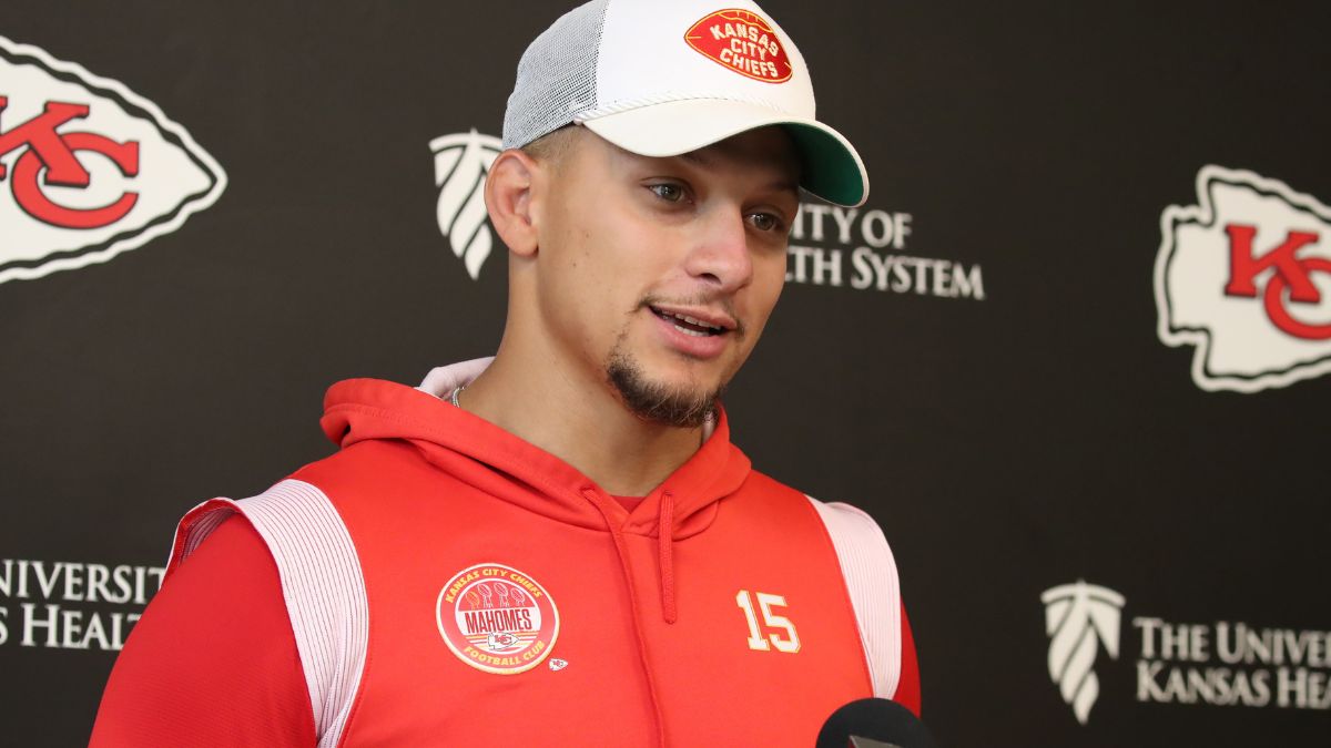 Patrick Mahomes Wows Himself as Alex Smith Returns to Camp