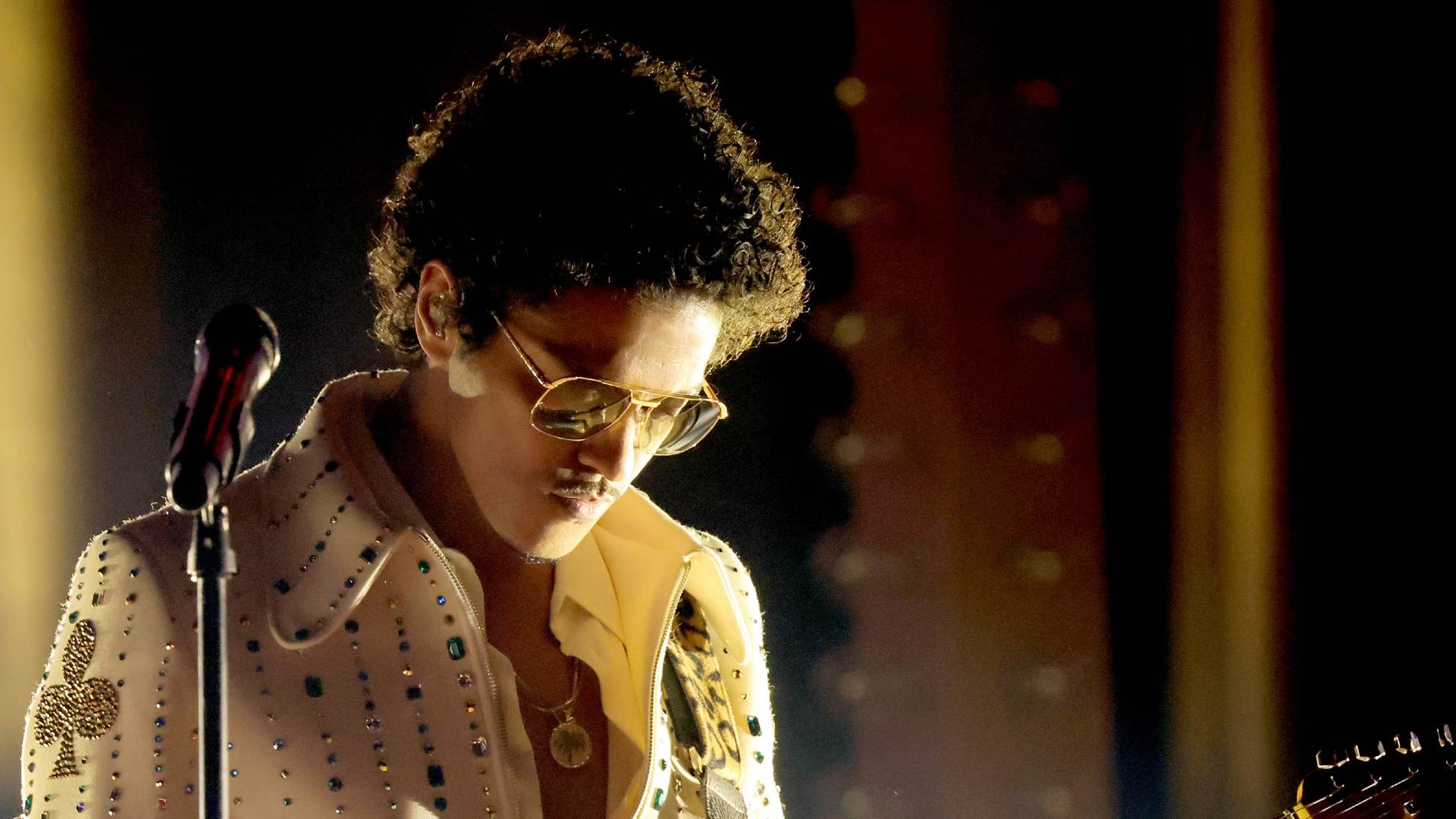 Bruno Mars Pokes Fun at Rumored $50 Million Debt - EntertainmentNow