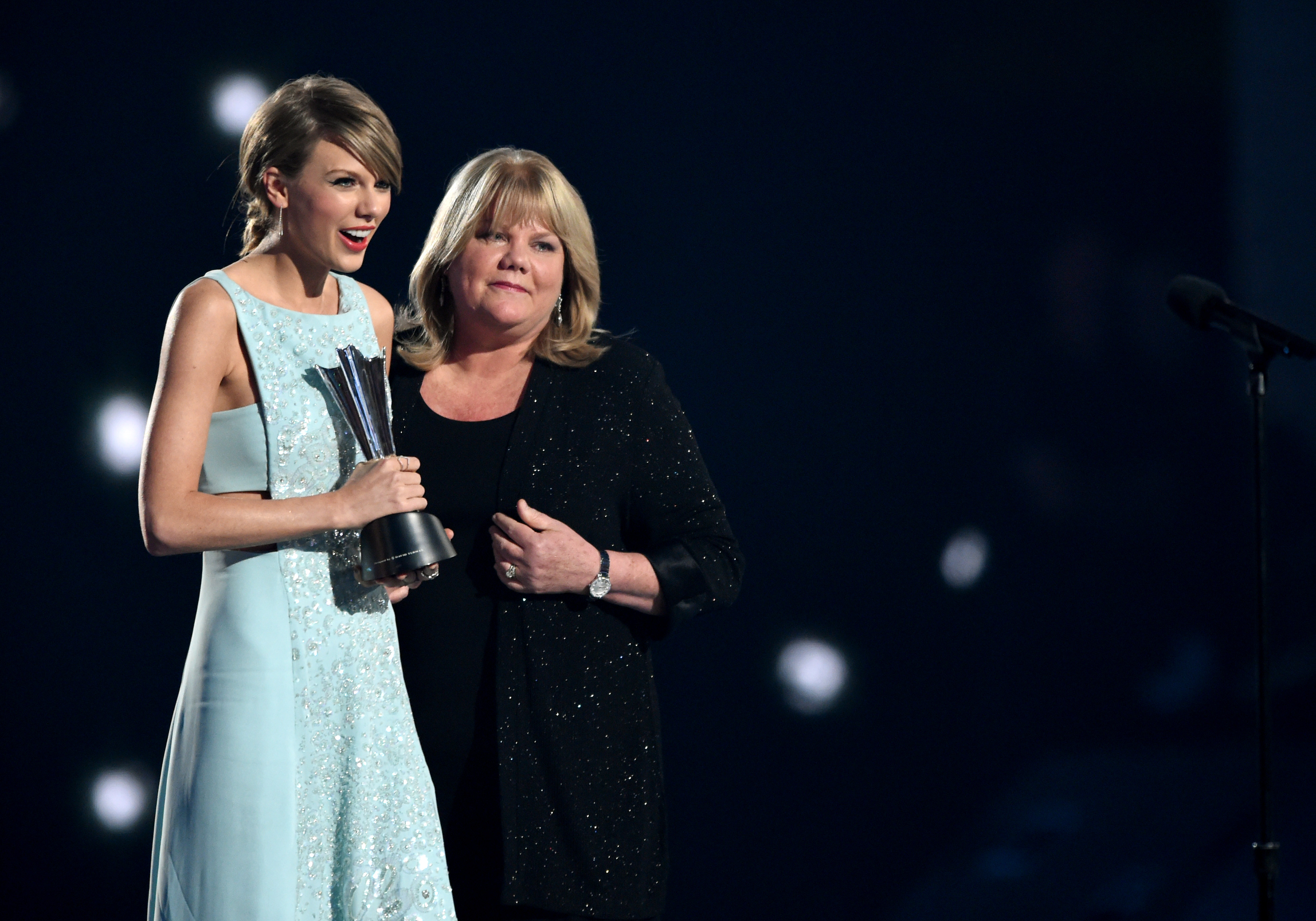 Taylor Swift's Dad Goes In for Major Surgery