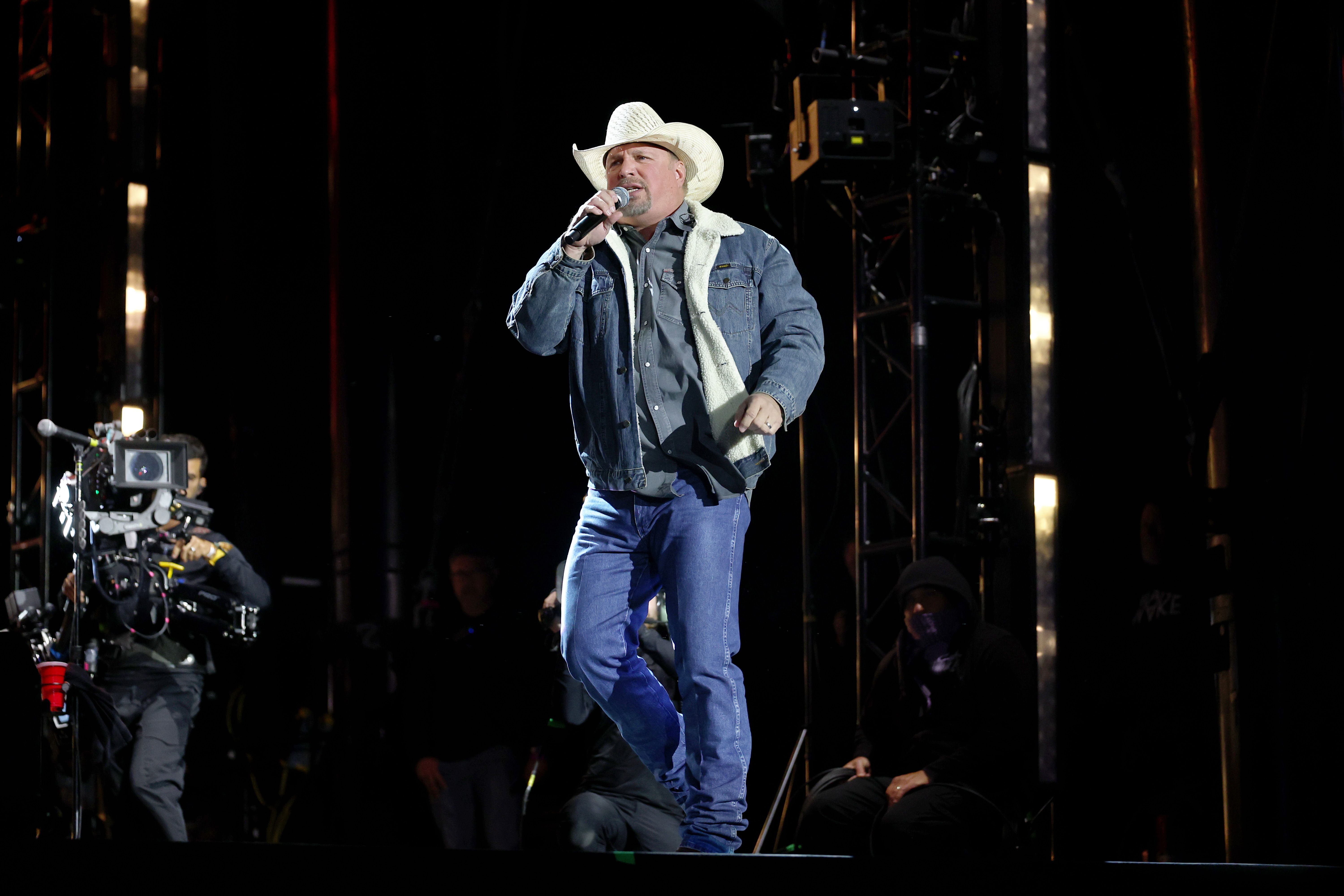 Garth Brooks Reveals Surprising Pre-Fame Job to Kelly Clarkson