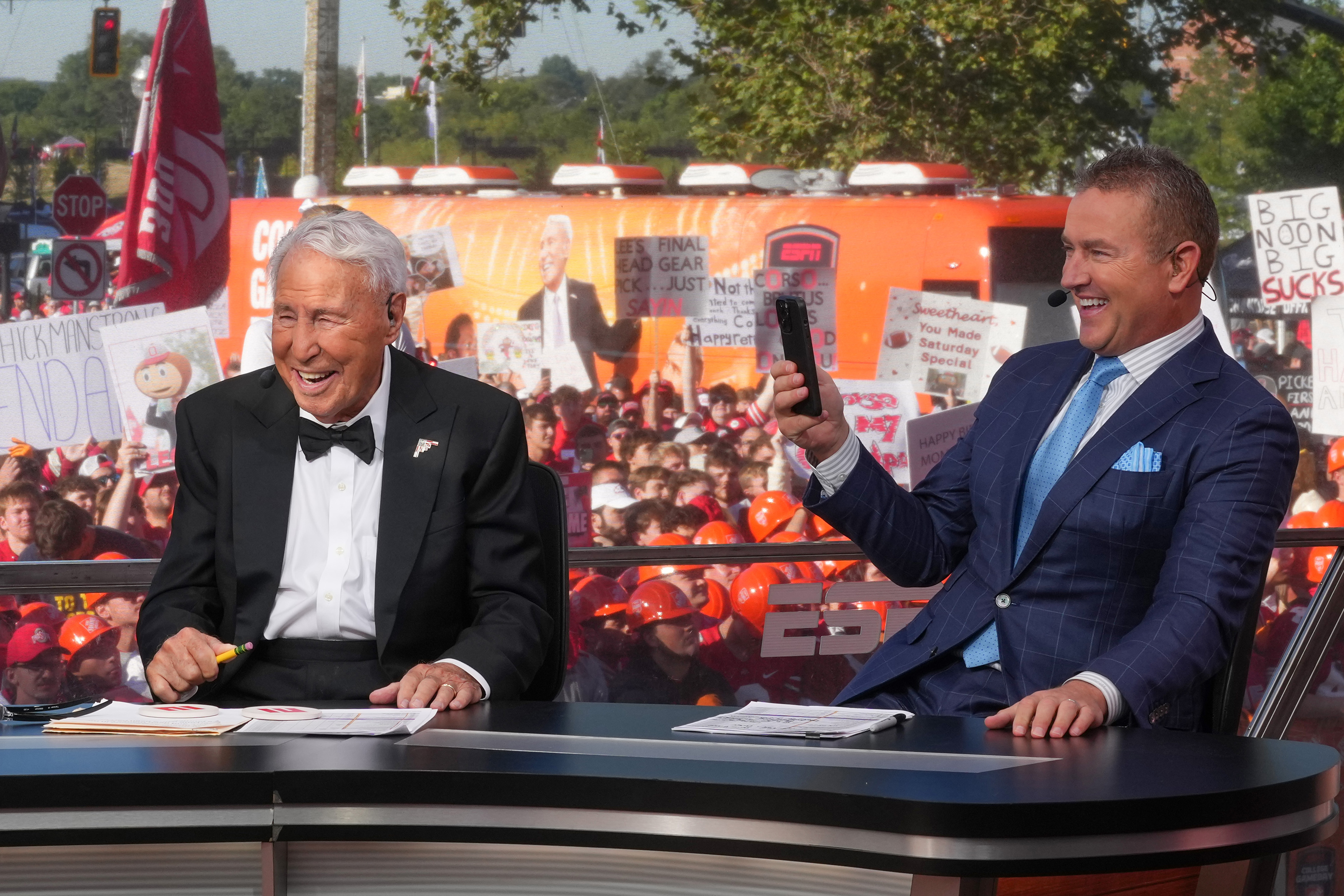 Kirk Herbstreit’s Dog Peter Does His Business During College GameDay ...