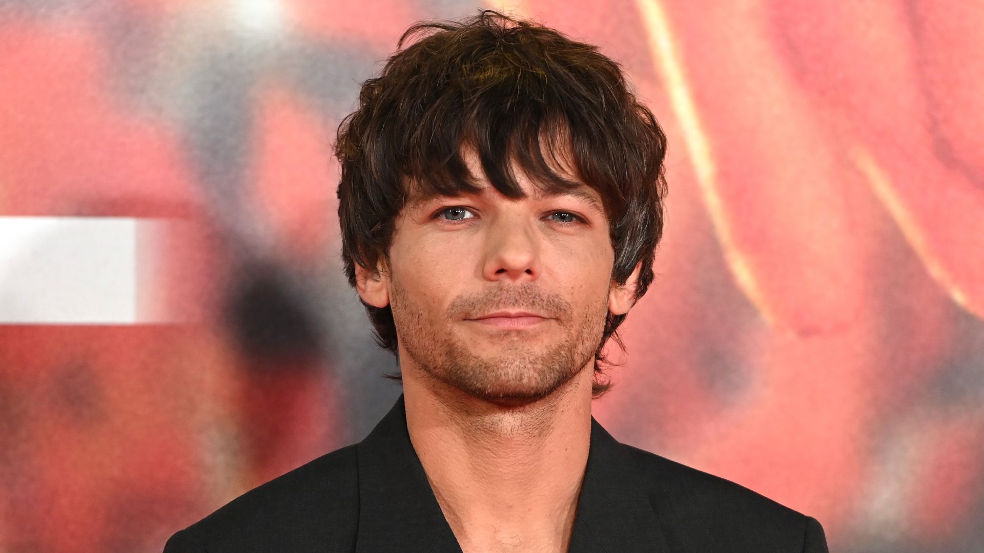 SEE: Louis Tomlinson Makes It Official with New Girlfriend