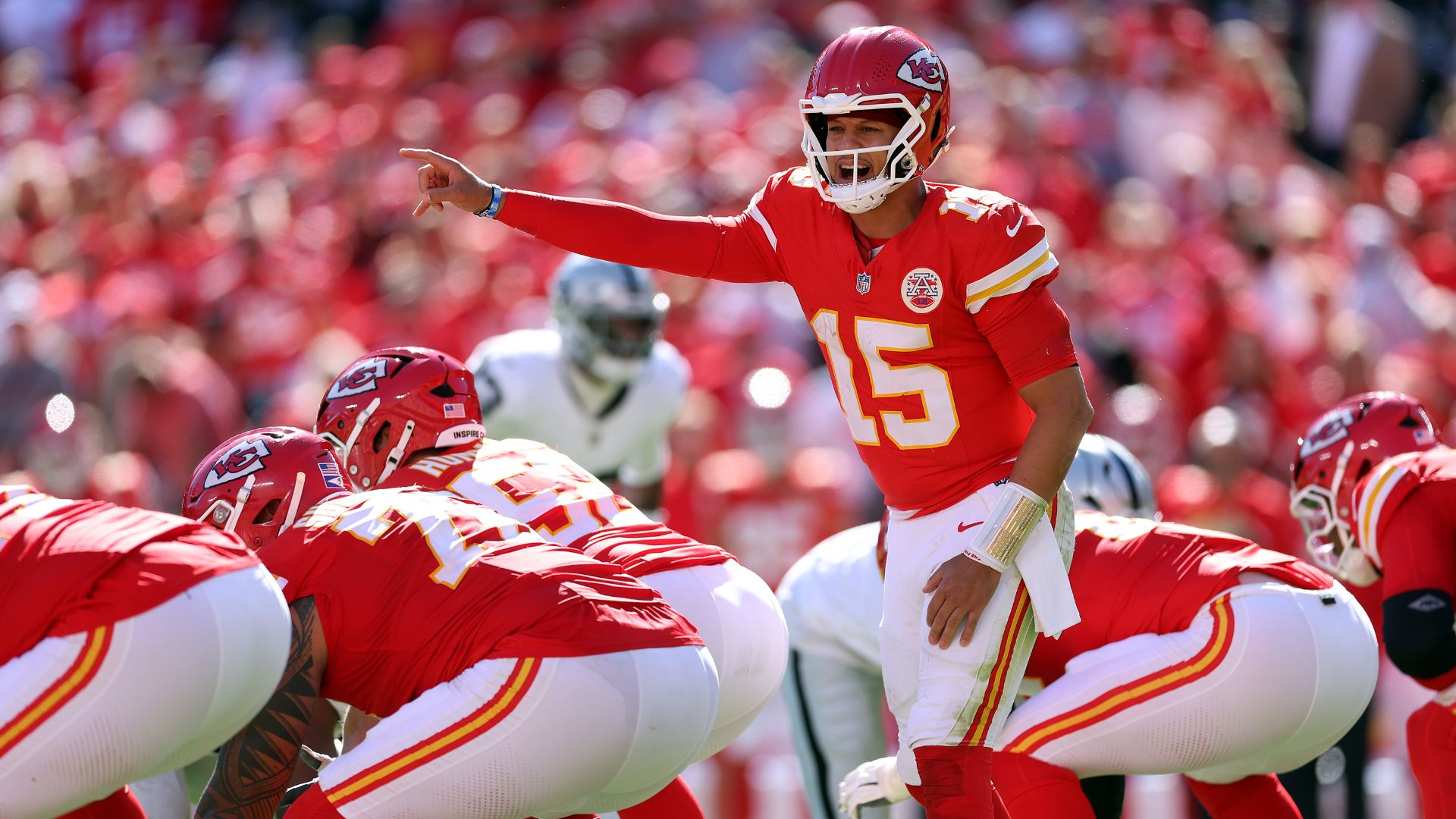 Patrick Mahomes’ Acting Skills Stun Raiders in Chiefs Victory