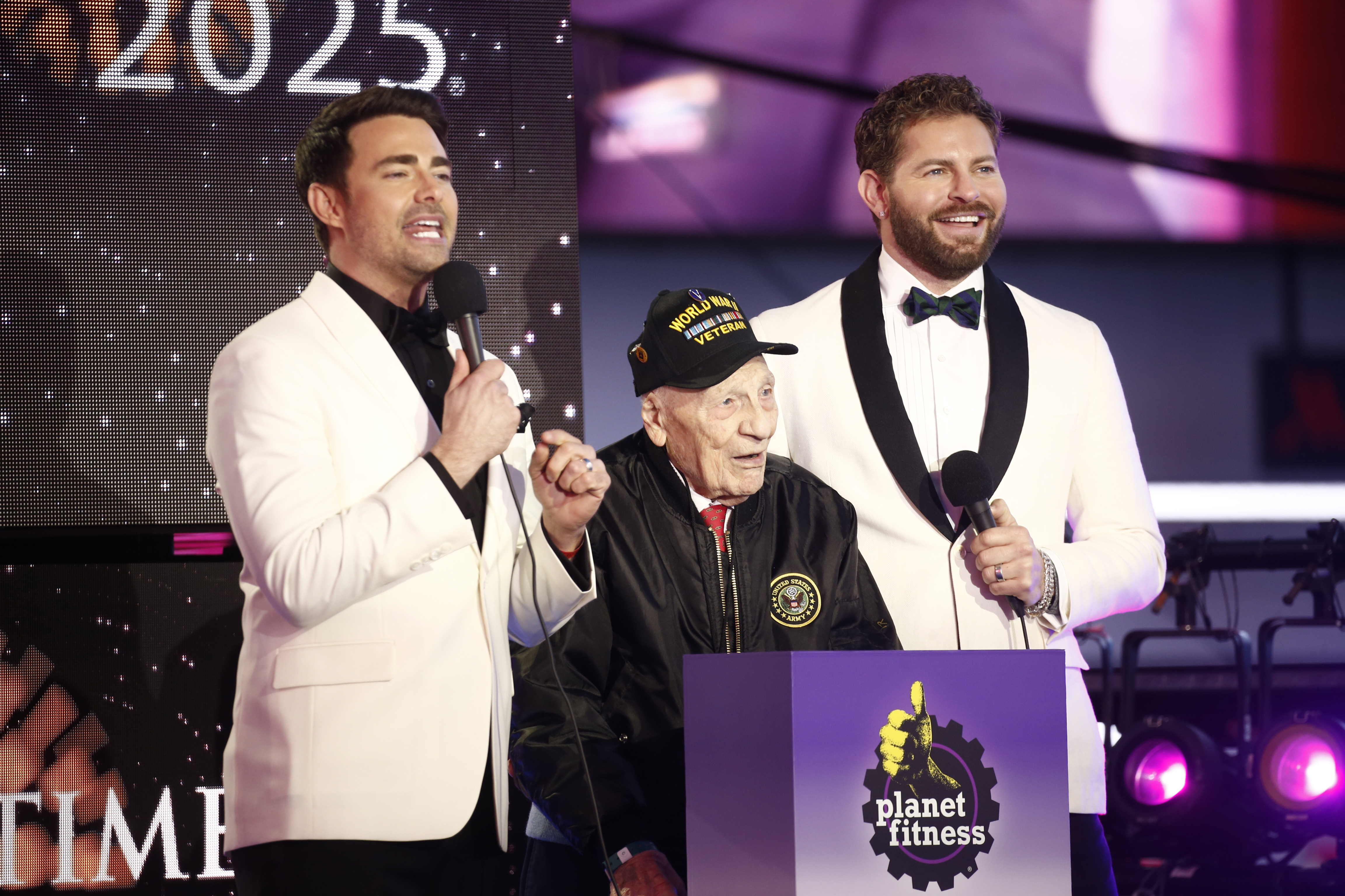 Jonathan Bennett Marks 10th Year Hosting New Year's in Times Square ...