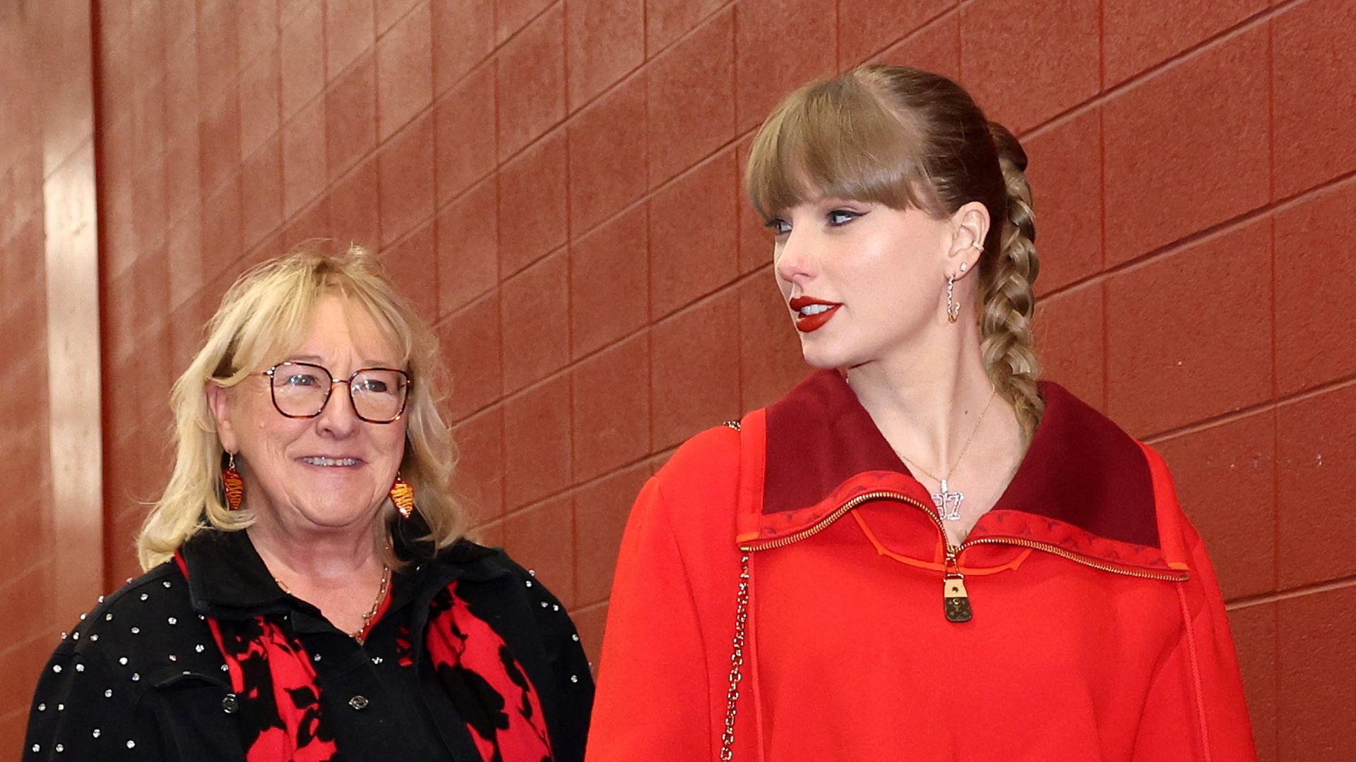 Extraordinary Taylor Swift And Donna Kelce Photos