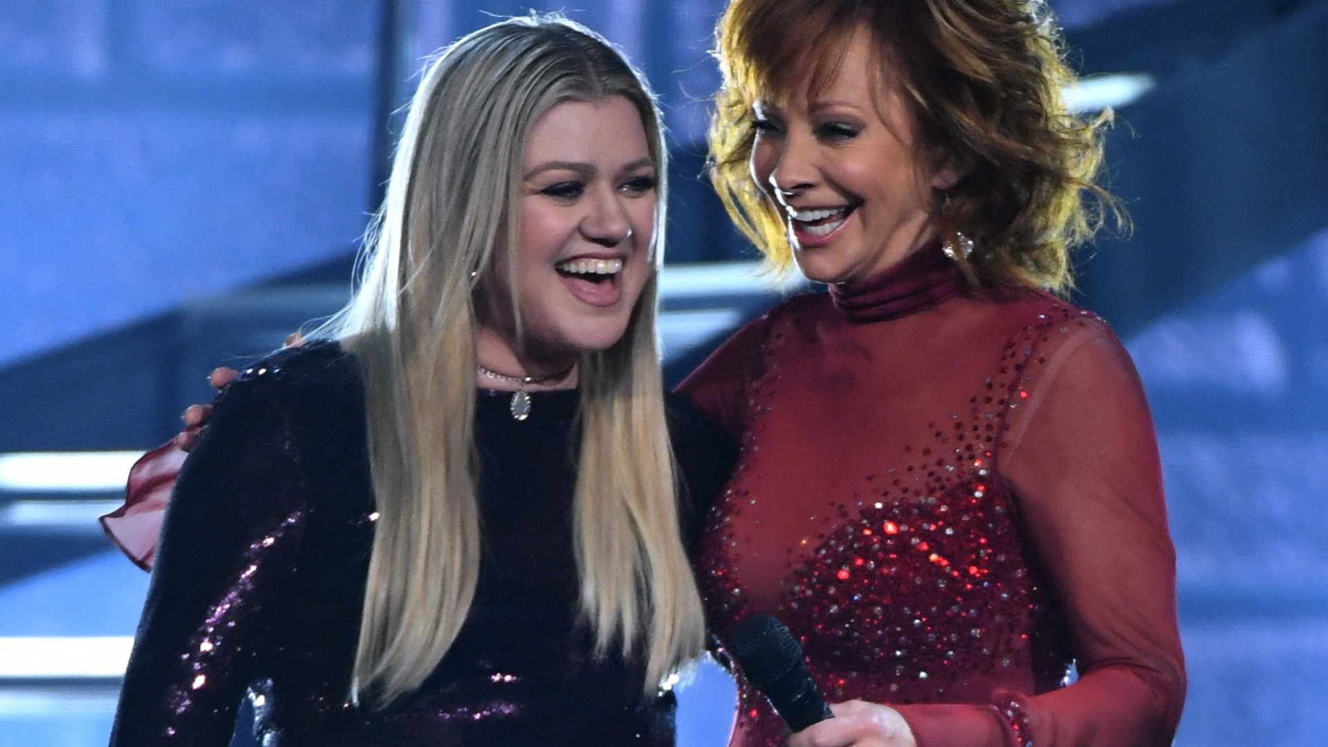 Kelly Clarkson Has Priceless Reaction to Reba McEntire’s Hilarious On ...