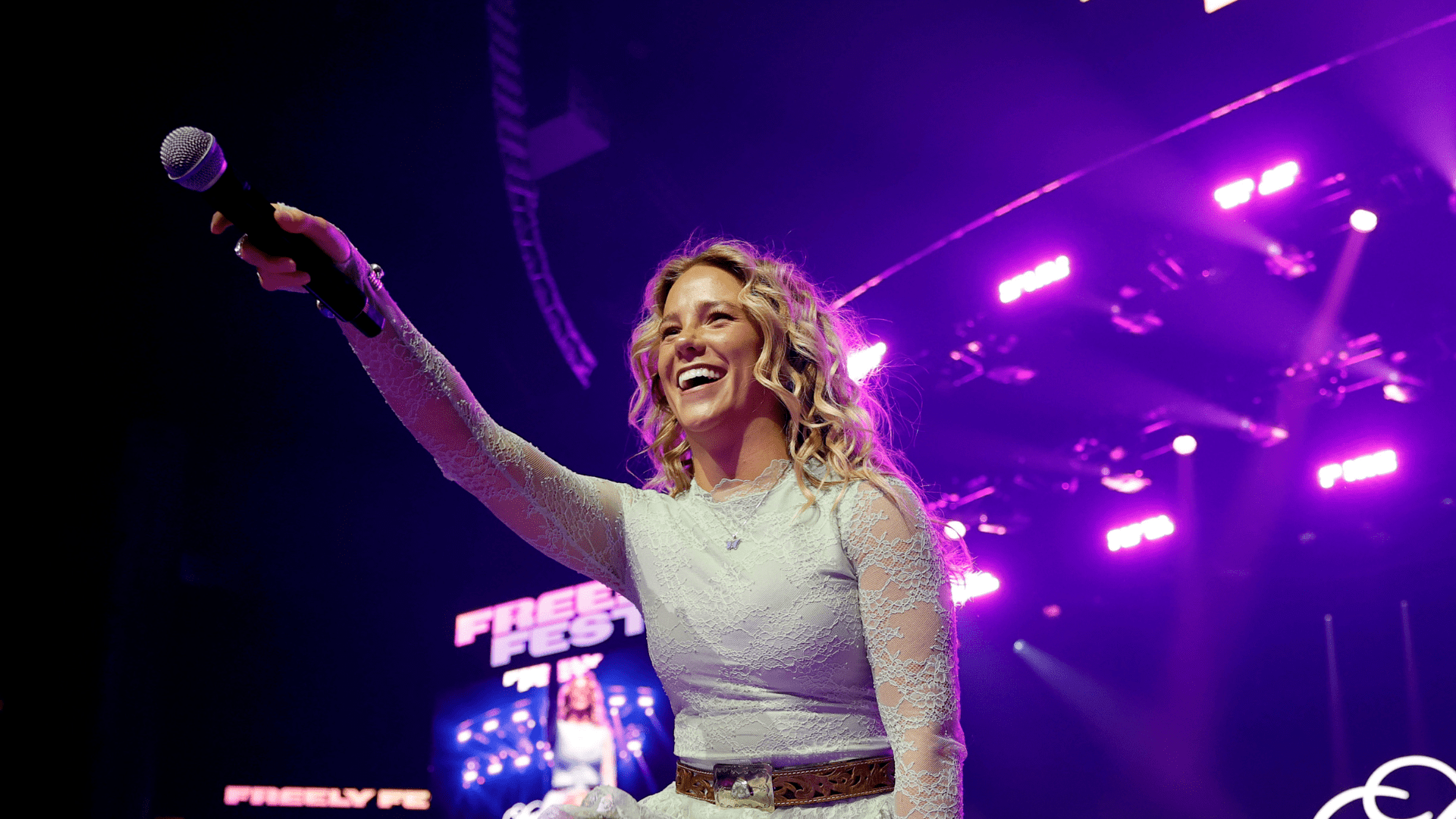 Who Is Avery Anna? 5 Fast Facts About the ACM’s New Female Artist of ...