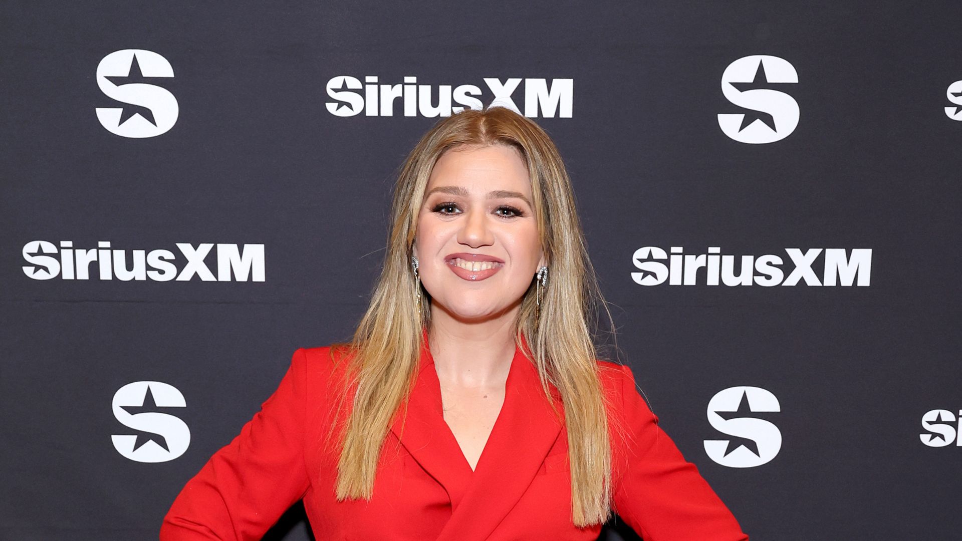 Kelly Clarkson Fights Back Tears Over Her Daytime Talk Show Ending
