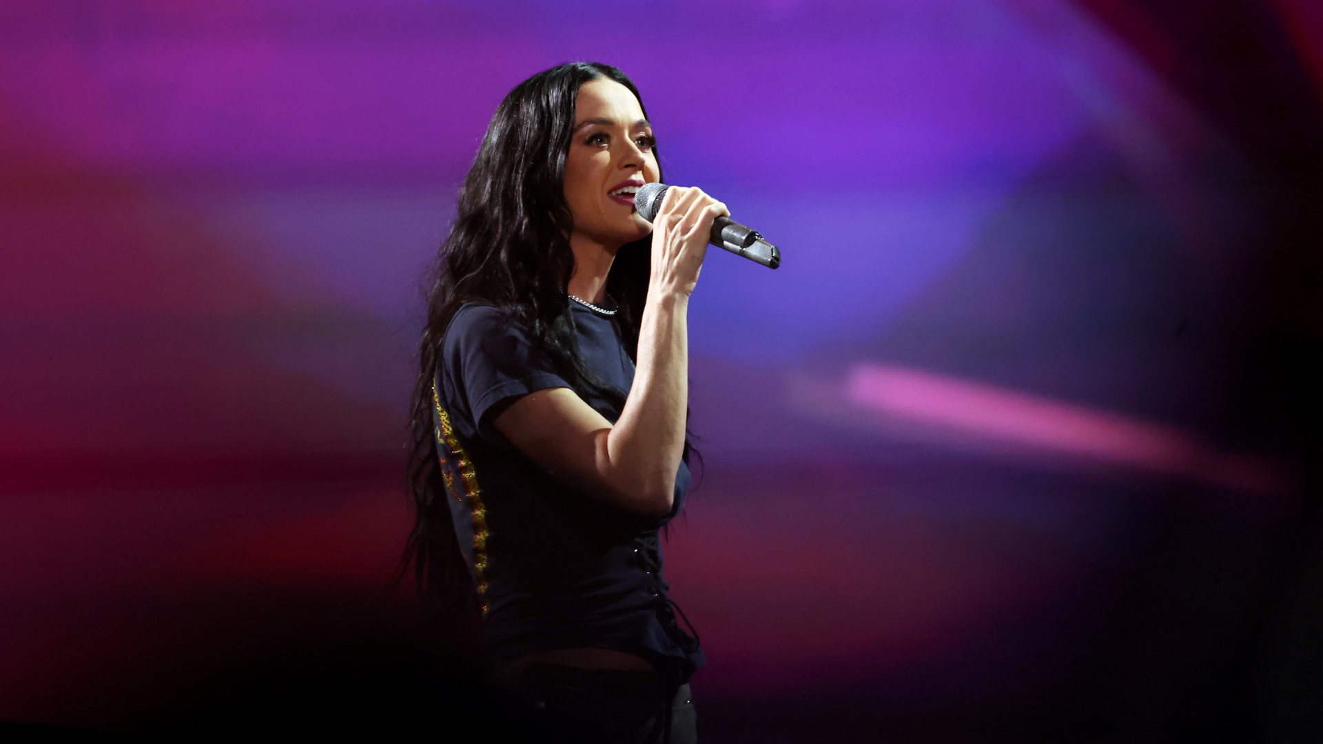 Katy Perry Offers to Pick Up Bar Tab During Surprise Los Angeles Set