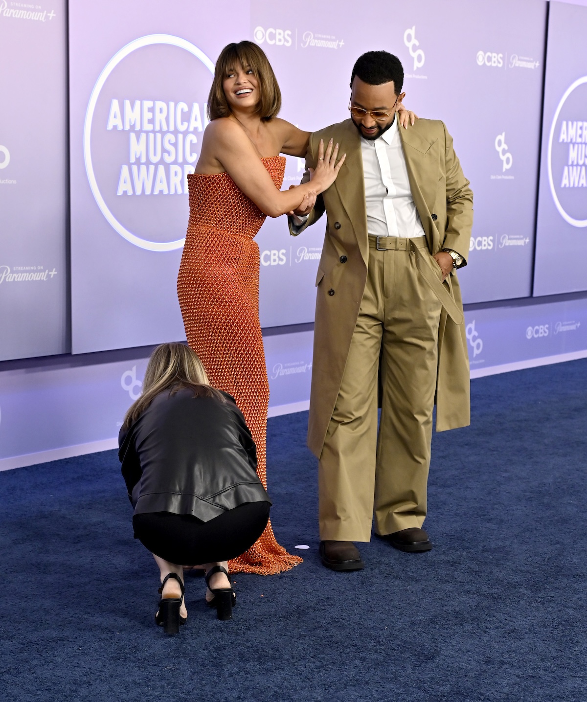 John Legend Helps Chrissy Teigen After AMAs Wardrobe Malfunction