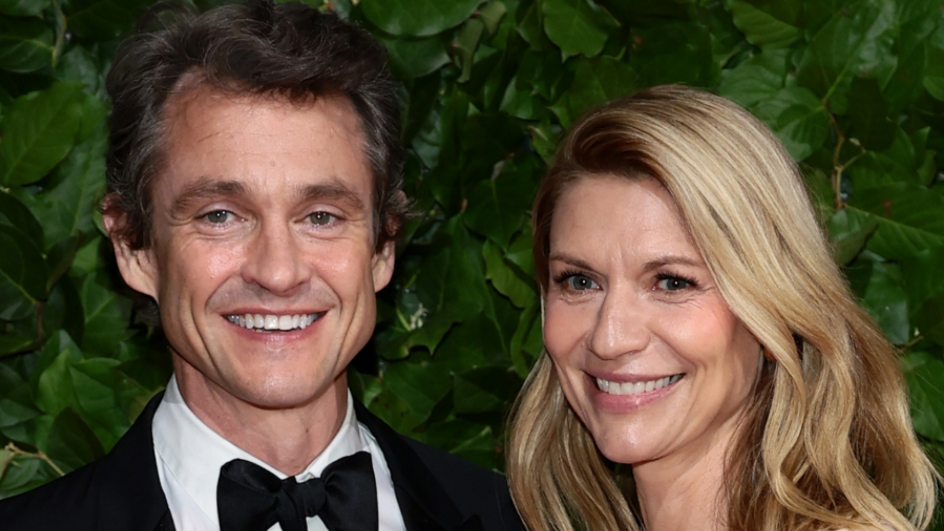 Claire Danes & Hugh Dancy Kiss on the Red Carpet in RARE PDA Moment