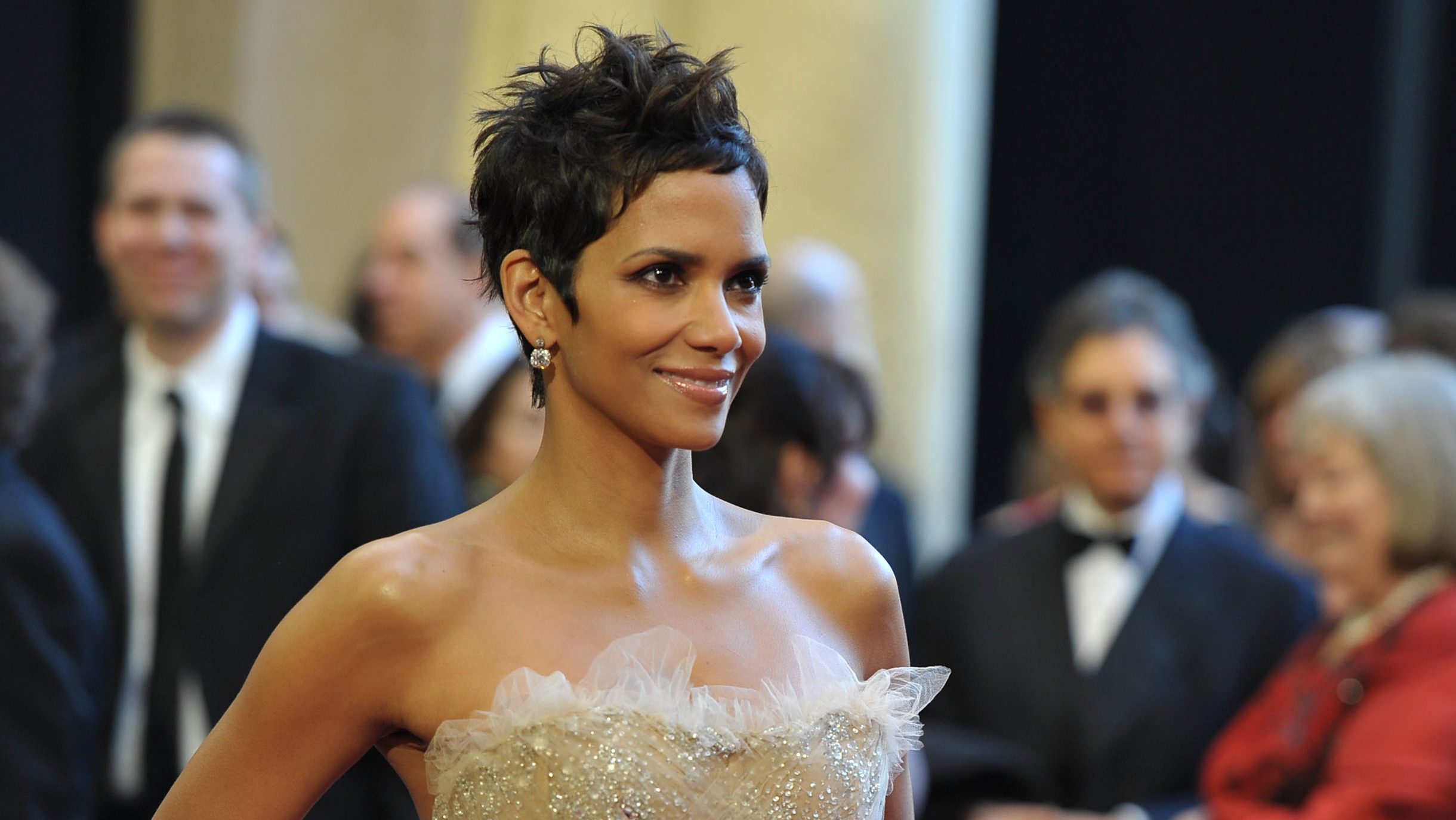 Halle Berry's Best & Most Beautiful Red Carpet Photos Ever