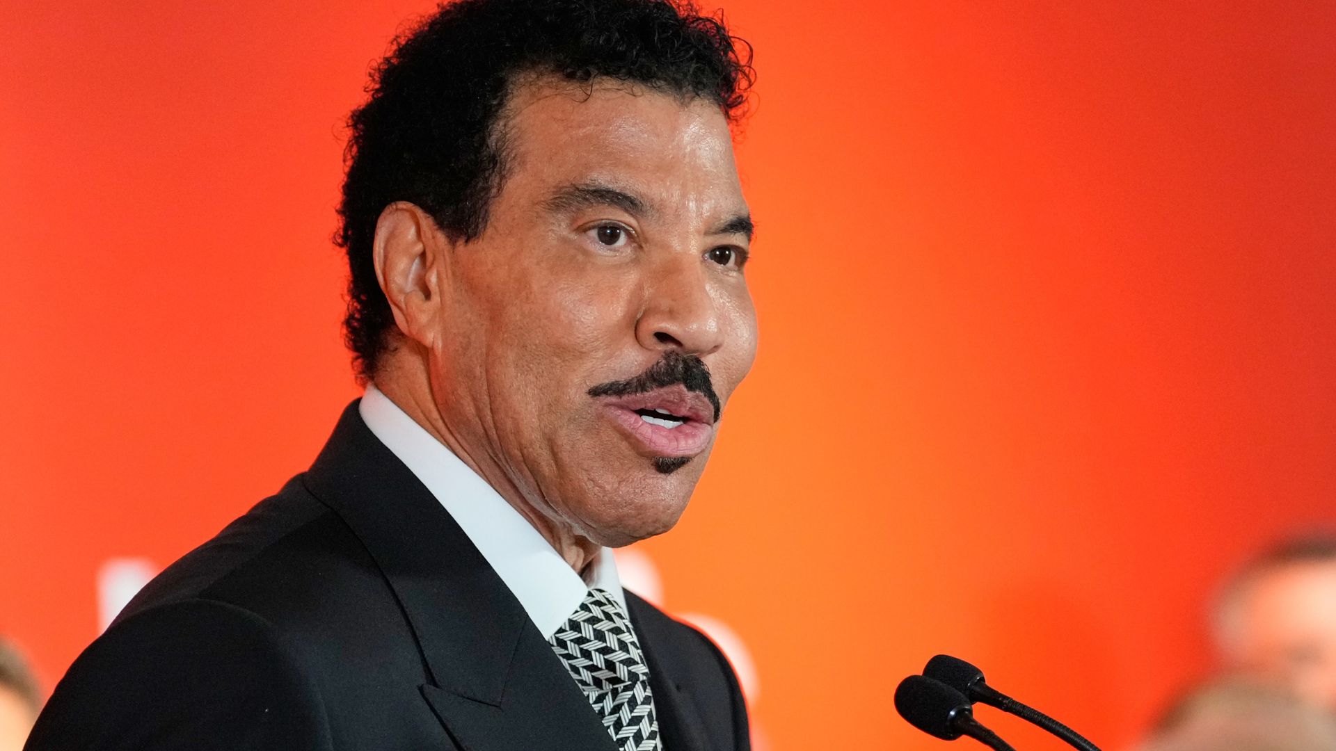 Lionel Richie Breaks His Silence One Week After Hospitalization