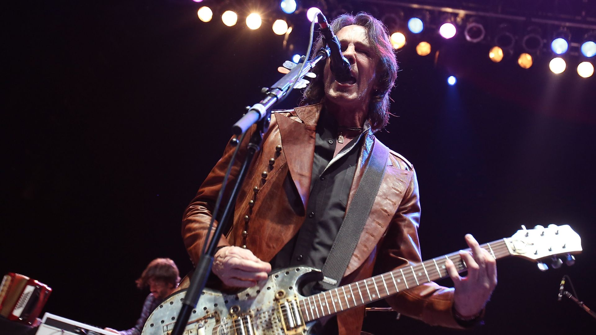 Fans in Awe as Rick Springfield Performs Shirtless at 76